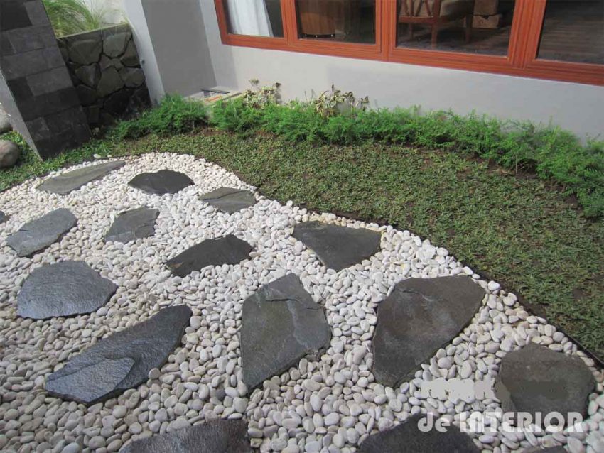 Cara Pemasangan Batu Koral Sikat | de-interior.com